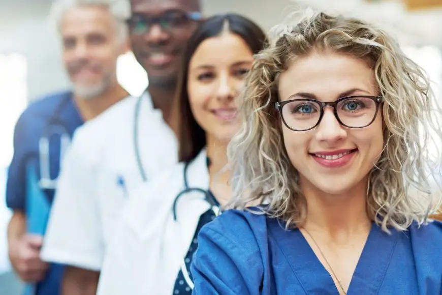 Hospital Social Worker Job Description: Roles & Path - Tom's Review Box